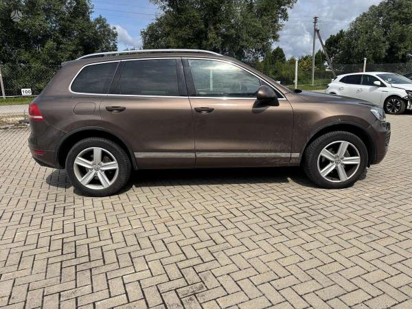 Brown Volkswagen Touareg 2013 in Taurage, with an engine capacity of 2.97 L and mileage of 256 thousand km for 11700 €, photo 6 on AUTOMOTO.COM.LV