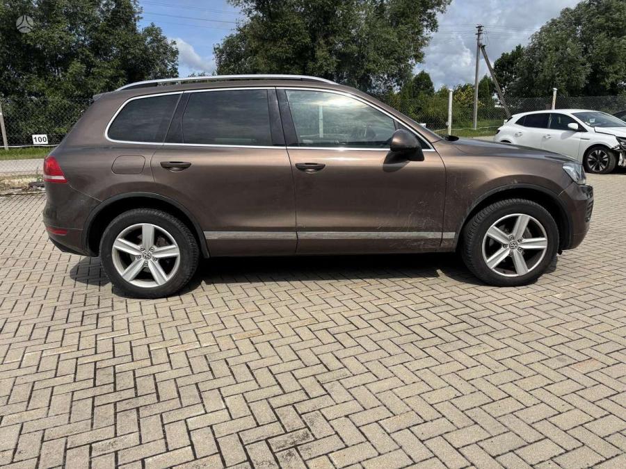 Brown Volkswagen Touareg 2013 in Taurage, with an engine capacity of 2.97 L and mileage of 256 thousand km for 11700 €, photo 7 on AUTOMOTO.COM.LV