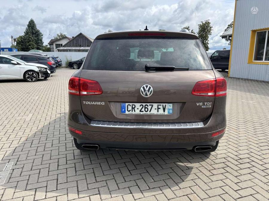 Brown Volkswagen Touareg 2013 in Taurage, with an engine capacity of 2.97 L and mileage of 256 thousand km for 11700 €, photo 9 on AUTOMOTO.COM.LV