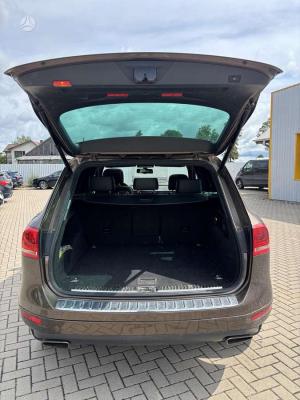 Brown Volkswagen Touareg 2013 in Taurage, with an engine capacity of 2.97 L and mileage of 256 thousand km for 11700 €, photo 10 on AUTOMOTO.COM.LV