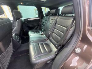 Brown Volkswagen Touareg 2013 in Taurage, with an engine capacity of 2.97 L and mileage of 256 thousand km for 11700 €, photo 13 on AUTOMOTO.COM.LV