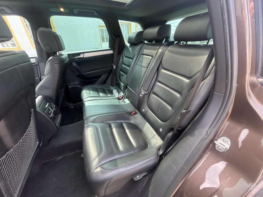 Brown Volkswagen Touareg 2013 in Taurage, with an engine capacity of 2.97 L and mileage of 256 thousand km for 11700 €, photo 13 on AUTOMOTO.COM.LV