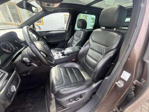 Brown Volkswagen Touareg 2013 in Taurage, with an engine capacity of 2.97 L and mileage of 256 thousand km for 11700 €, photo 14 on AUTOMOTO.COM.LV
