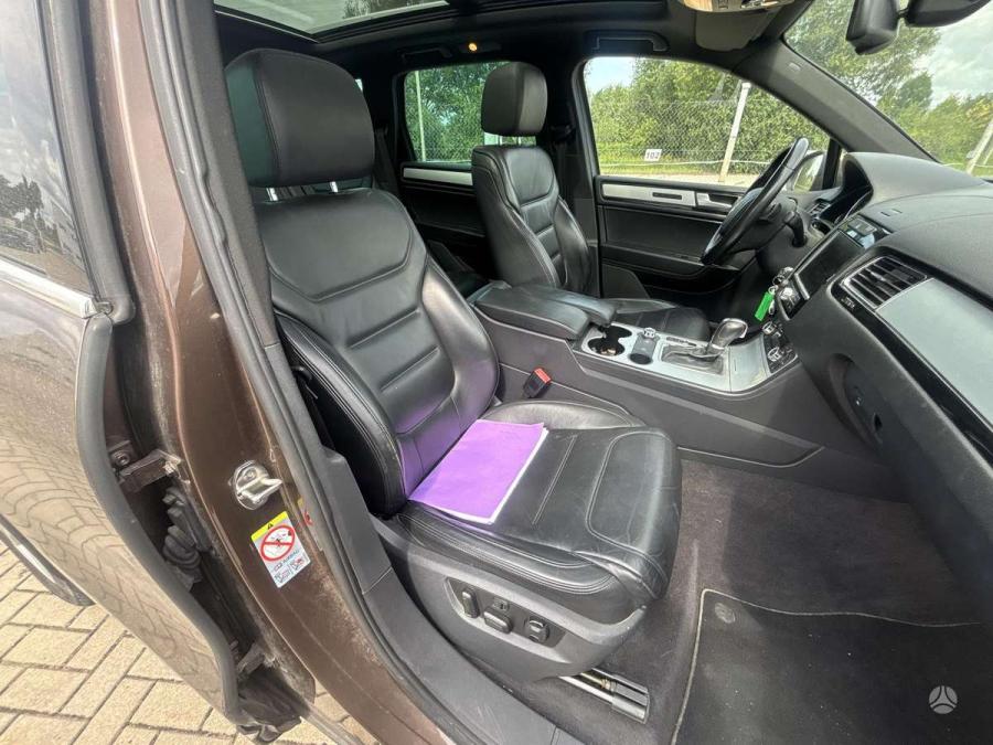 Brown Volkswagen Touareg 2013 in Taurage, with an engine capacity of 2.97 L and mileage of 256 thousand km for 11700 €, photo 15 on AUTOMOTO.COM.LV