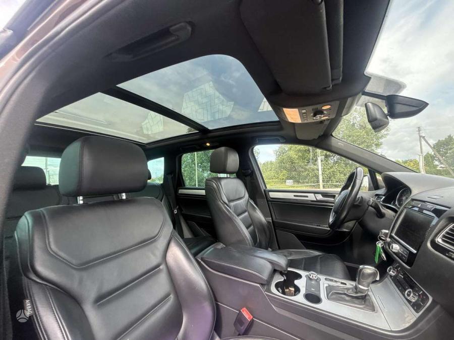 Brown Volkswagen Touareg 2013 in Taurage, with an engine capacity of 2.97 L and mileage of 256 thousand km for 11700 €, photo 16 on AUTOMOTO.COM.LV