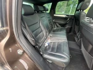 Brown Volkswagen Touareg 2013 in Taurage, with an engine capacity of 2.97 L and mileage of 256 thousand km for 11700 €, photo 17 on AUTOMOTO.COM.LV