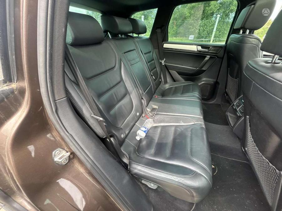 Brown Volkswagen Touareg 2013 in Taurage, with an engine capacity of 2.97 L and mileage of 256 thousand km for 11700 €, photo 17 on AUTOMOTO.COM.LV