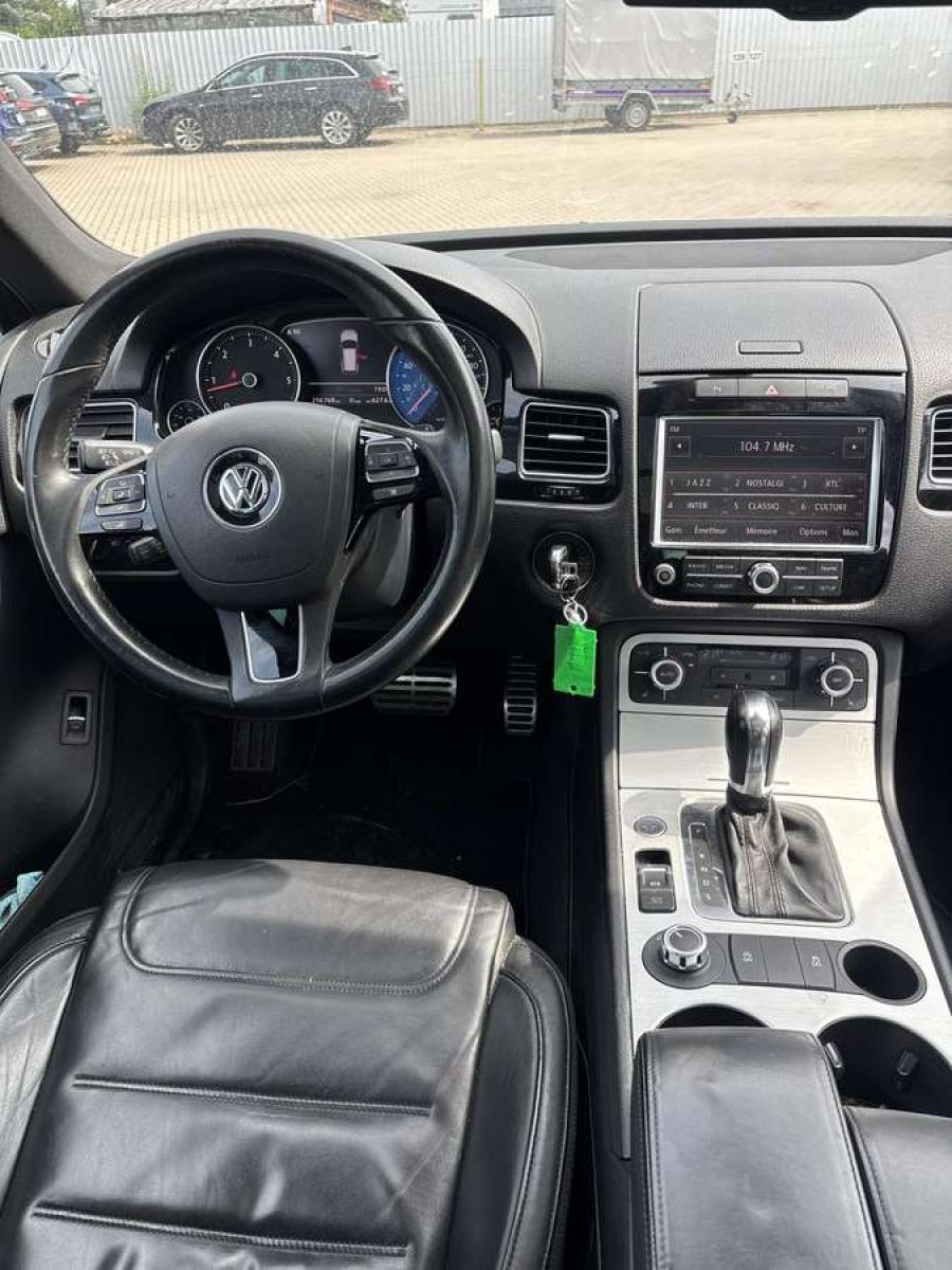 Brown Volkswagen Touareg 2013 in Taurage, with an engine capacity of 2.97 L and mileage of 256 thousand km for 11700 €, photo 19 on AUTOMOTO.COM.LV