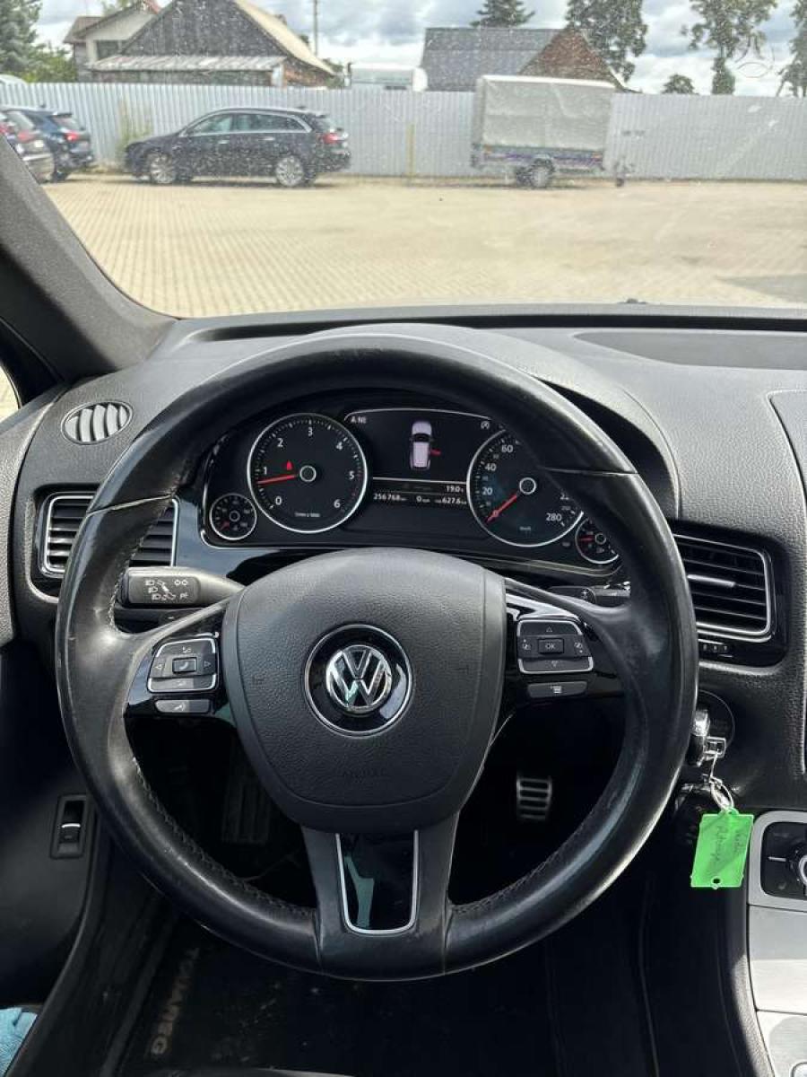Brown Volkswagen Touareg 2013 in Taurage, with an engine capacity of 2.97 L and mileage of 256 thousand km for 11700 €, photo 20 on AUTOMOTO.COM.LV