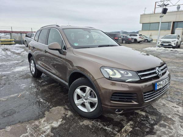 Brown Volkswagen Touareg 2014 in Vilnius, with an engine capacity of 2.97 L and mileage of 190 thousand km for 13500 €, photo 1 on AUTOMOTO.COM.LV