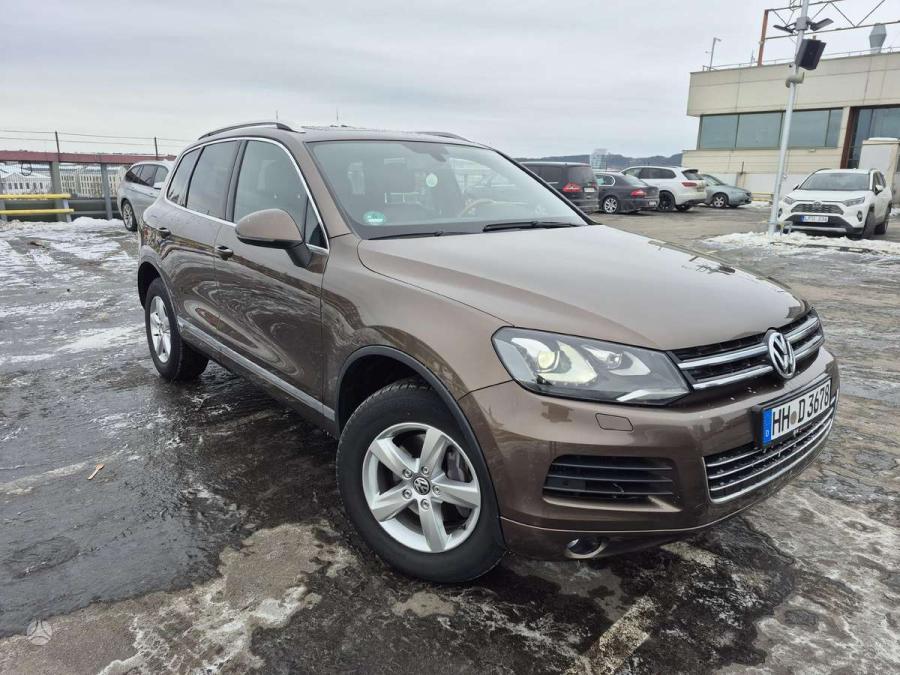 Brown Volkswagen Touareg 2014 in Vilnius, with an engine capacity of 2.97 L and mileage of 190 thousand km for 13500 €, photo 1 on AUTOMOTO.COM.LV