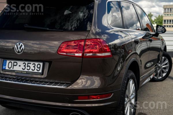 Brown Volkswagen Touareg 2014 in Riga, with an engine capacity of 3.00 L and mileage of 265 thousand km for 13990 €, photo 7 on AUTOMOTO.COM.LV