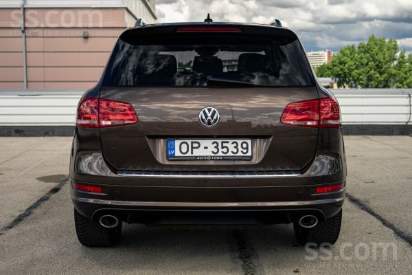 Brown Volkswagen Touareg 2014 in Riga, with an engine capacity of 3.00 L and mileage of 265 thousand km for 13990 €, photo 10 on AUTOMOTO.COM.LV