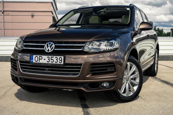 Brown Volkswagen Touareg 2014 in Riga, with an engine capacity of 3.00 L and mileage of 265 thousand km for 13990 €, photo 2 on AUTOMOTO.COM.LV