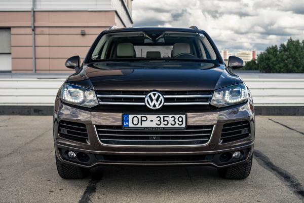 Brown Volkswagen Touareg 2014 in Riga, with an engine capacity of 3.00 L and mileage of 265 thousand km for 13990 €, photo 4 on AUTOMOTO.COM.LV