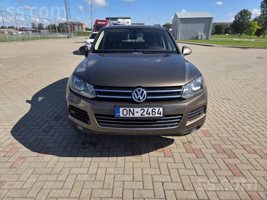 Brown Volkswagen Touareg 2014 in Valmiera, with an engine capacity of 3.00 L and mileage of 398 thousand km for 6750 €, photo 3 on AUTOMOTO.COM.LV
