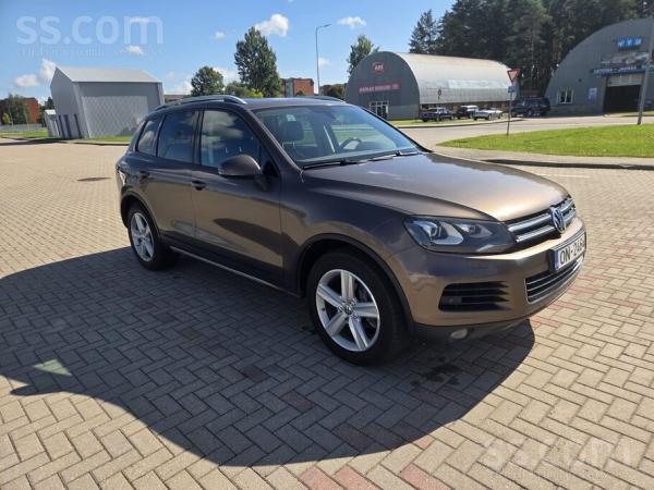 Brown Volkswagen Touareg 2014 in Valmiera, with an engine capacity of 3.00 L and mileage of 398 thousand km for 6750 €, photo 4 on AUTOMOTO.COM.LV