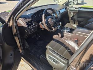 Brown Volkswagen Touareg 2014 in Valmiera, with an engine capacity of 3.00 L and mileage of 398 thousand km for 6750 €, photo 5 on AUTOMOTO.COM.LV