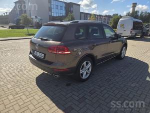 Brown Volkswagen Touareg 2014 in Valmiera, with an engine capacity of 3.00 L and mileage of 398 thousand km for 6750 €, photo 6 on AUTOMOTO.COM.LV