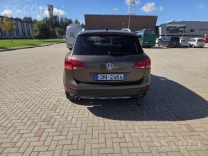 Brown Volkswagen Touareg 2014 in Valmiera, with an engine capacity of 3.00 L and mileage of 398 thousand km for 6750 €, photo 7 on AUTOMOTO.COM.LV