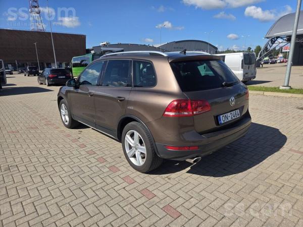 Brown Volkswagen Touareg 2014 in Valmiera, with an engine capacity of 3.00 L and mileage of 398 thousand km for 6750 €, photo 8 on AUTOMOTO.COM.LV