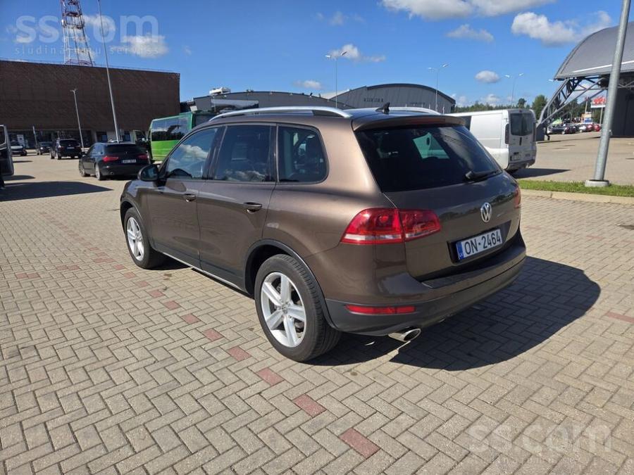 Brown Volkswagen Touareg 2014 in Valmiera, with an engine capacity of 3.00 L and mileage of 398 thousand km for 6750 €, photo 8 on AUTOMOTO.COM.LV