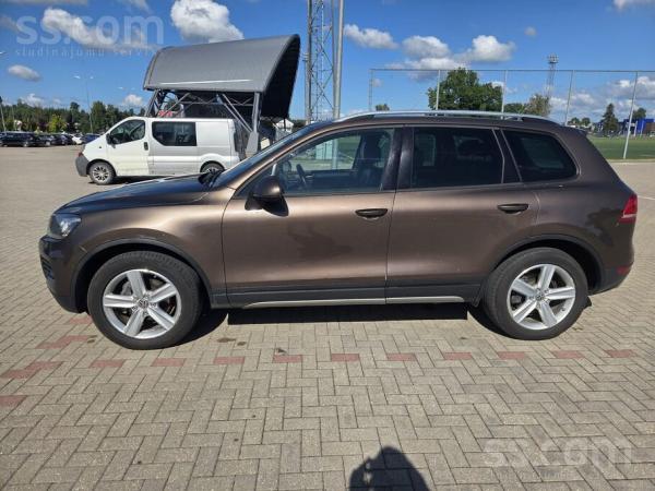 Brown Volkswagen Touareg 2014 in Valmiera, with an engine capacity of 3.00 L and mileage of 398 thousand km for 6750 €, photo 9 on AUTOMOTO.COM.LV