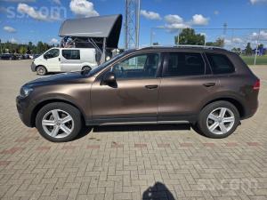 Brown Volkswagen Touareg 2014 in Valmiera, with an engine capacity of 3.00 L and mileage of 398 thousand km for 6750 €, photo 9 on AUTOMOTO.COM.LV
