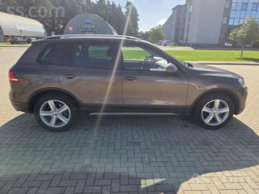 Brown Volkswagen Touareg 2014 in Valmiera, with an engine capacity of 3.00 L and mileage of 398 thousand km for 6750 €, photo 10 on AUTOMOTO.COM.LV