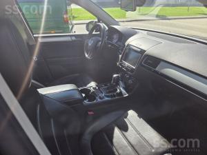 Brown Volkswagen Touareg 2014 in Valmiera, with an engine capacity of 3.00 L and mileage of 398 thousand km for 6750 €, photo 13 on AUTOMOTO.COM.LV