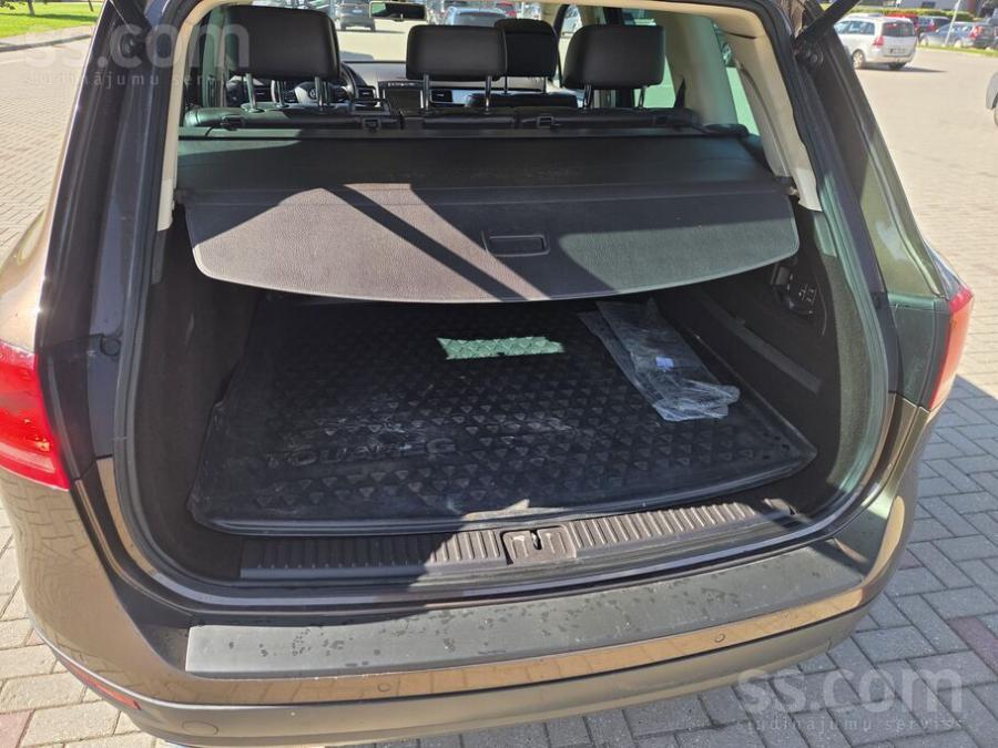 Brown Volkswagen Touareg 2014 in Valmiera, with an engine capacity of 3.00 L and mileage of 398 thousand km for 6750 €, photo 14 on AUTOMOTO.COM.LV
