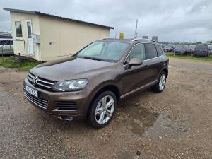 Brown Volkswagen Touareg 2014 in Vilnius, with an engine capacity of 2.97 L and mileage of 290 thousand km for 12900 €, photo 1 on AUTOMOTO.COM.LV