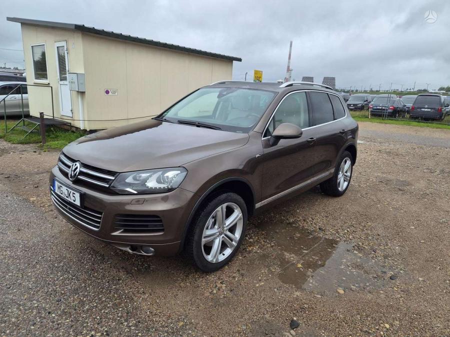 Brown Volkswagen Touareg 2014 in Vilnius, with an engine capacity of 2.97 L and mileage of 290 thousand km for 12900 €, photo 1 on AUTOMOTO.COM.LV