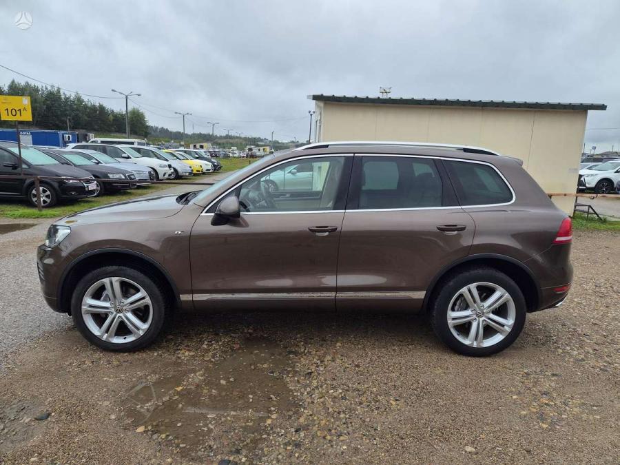 Brown Volkswagen Touareg 2014 in Vilnius, with an engine capacity of 2.97 L and mileage of 290 thousand km for 12900 €, photo 3 on AUTOMOTO.COM.LV
