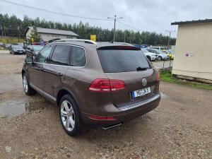 Brown Volkswagen Touareg 2014 in Vilnius, with an engine capacity of 2.97 L and mileage of 290 thousand km for 12900 €, photo 4 on AUTOMOTO.COM.LV