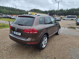 Brown Volkswagen Touareg 2014 in Vilnius, with an engine capacity of 2.97 L and mileage of 290 thousand km for 12900 €, photo 5 on AUTOMOTO.COM.LV