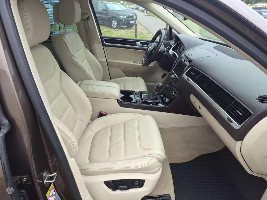 Brown Volkswagen Touareg 2014 in Vilnius, with an engine capacity of 2.97 L and mileage of 290 thousand km for 12900 €, photo 8 on AUTOMOTO.COM.LV