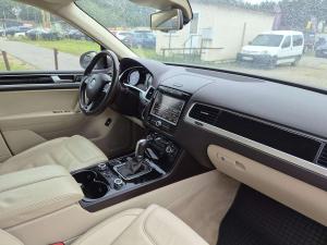 Brown Volkswagen Touareg 2014 in Vilnius, with an engine capacity of 2.97 L and mileage of 290 thousand km for 12900 €, photo 9 on AUTOMOTO.COM.LV