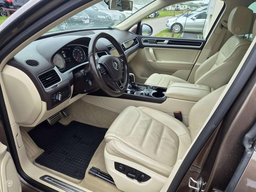 Brown Volkswagen Touareg 2014 in Vilnius, with an engine capacity of 2.97 L and mileage of 290 thousand km for 12900 €, photo 10 on AUTOMOTO.COM.LV