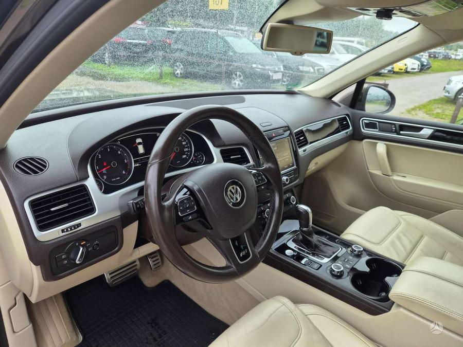 Brown Volkswagen Touareg 2014 in Vilnius, with an engine capacity of 2.97 L and mileage of 290 thousand km for 12900 €, photo 11 on AUTOMOTO.COM.LV