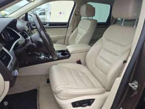 Brown Volkswagen Touareg 2014 in Vilnius, with an engine capacity of 2.97 L and mileage of 290 thousand km for 12900 €, photo 13 on AUTOMOTO.COM.LV