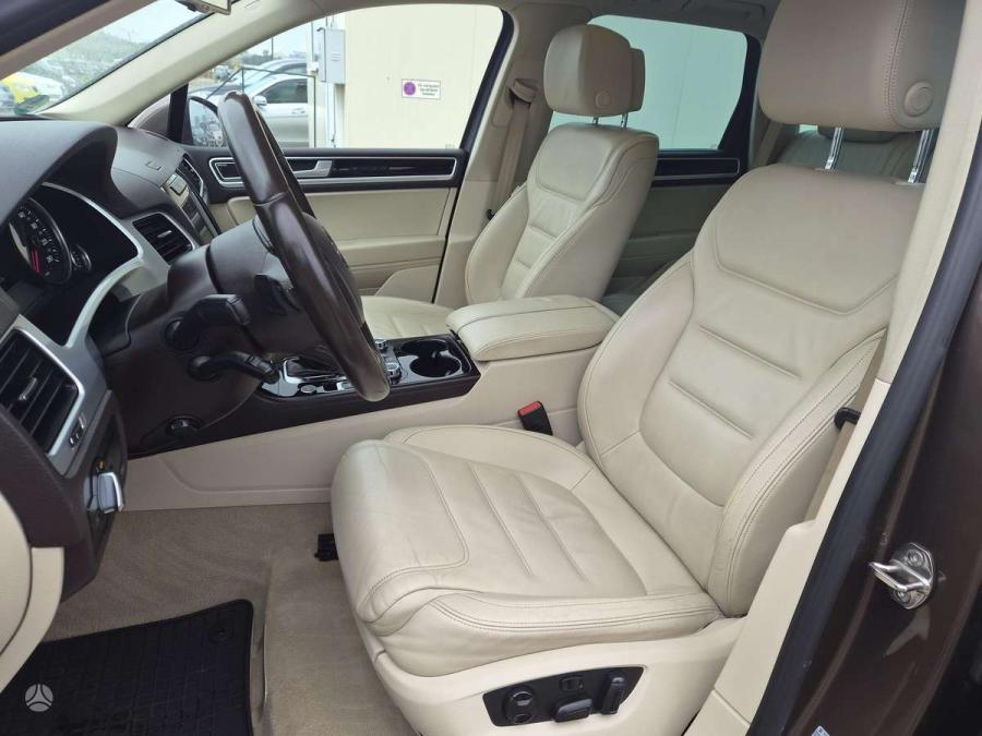 Brown Volkswagen Touareg 2014 in Vilnius, with an engine capacity of 2.97 L and mileage of 290 thousand km for 12900 €, photo 13 on AUTOMOTO.COM.LV
