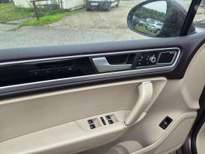 Brown Volkswagen Touareg 2014 in Vilnius, with an engine capacity of 2.97 L and mileage of 290 thousand km for 12900 €, photo 17 on AUTOMOTO.COM.LV
