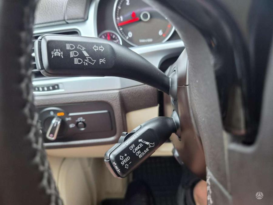 Brown Volkswagen Touareg 2014 in Vilnius, with an engine capacity of 2.97 L and mileage of 290 thousand km for 12900 €, photo 20 on AUTOMOTO.COM.LV