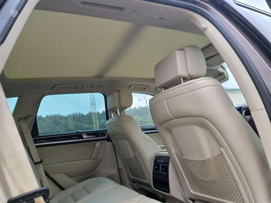 Brown Volkswagen Touareg 2014 in Vilnius, with an engine capacity of 2.97 L and mileage of 290 thousand km for 12900 €, photo 21 on AUTOMOTO.COM.LV