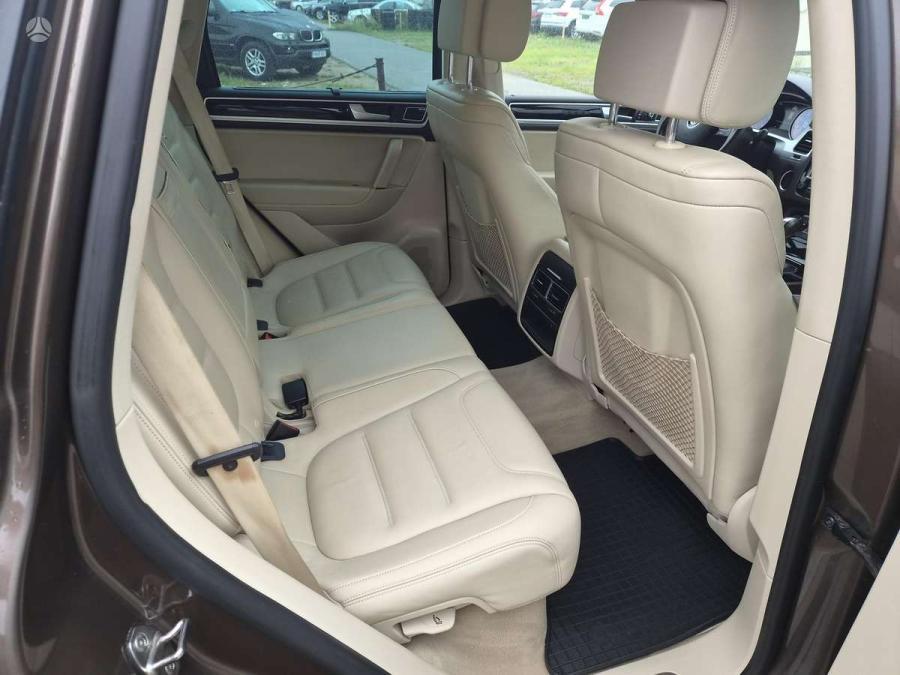 Brown Volkswagen Touareg 2014 in Vilnius, with an engine capacity of 2.97 L and mileage of 290 thousand km for 12900 €, photo 22 on AUTOMOTO.COM.LV