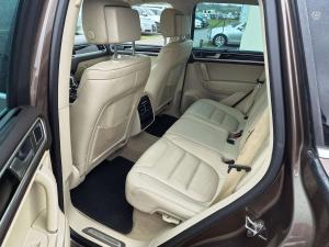 Brown Volkswagen Touareg 2014 in Vilnius, with an engine capacity of 2.97 L and mileage of 290 thousand km for 12900 €, photo 23 on AUTOMOTO.COM.LV