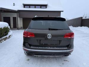 Brown Volkswagen Touareg 2015 in Kaunas, with an engine capacity of 2.97 L and mileage of 169 thousand km for 17700 €, photo 3 on AUTOMOTO.COM.LV