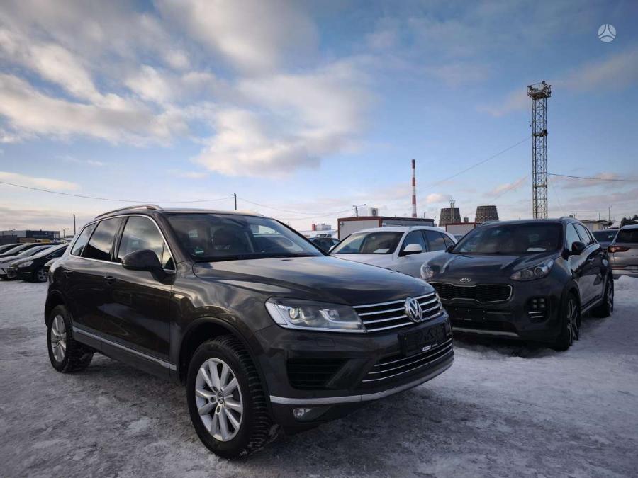 Brown Volkswagen Touareg 2015 in Vilnius, with an engine capacity of 3.00 L and mileage of 244 thousand km for 15450 €, photo 1 on AUTOMOTO.COM.LV