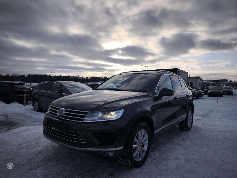 Brown Volkswagen Touareg 2015 in Vilnius, with an engine capacity of 3.00 L and mileage of 244 thousand km for 15450 €, photo 3 on AUTOMOTO.COM.LV